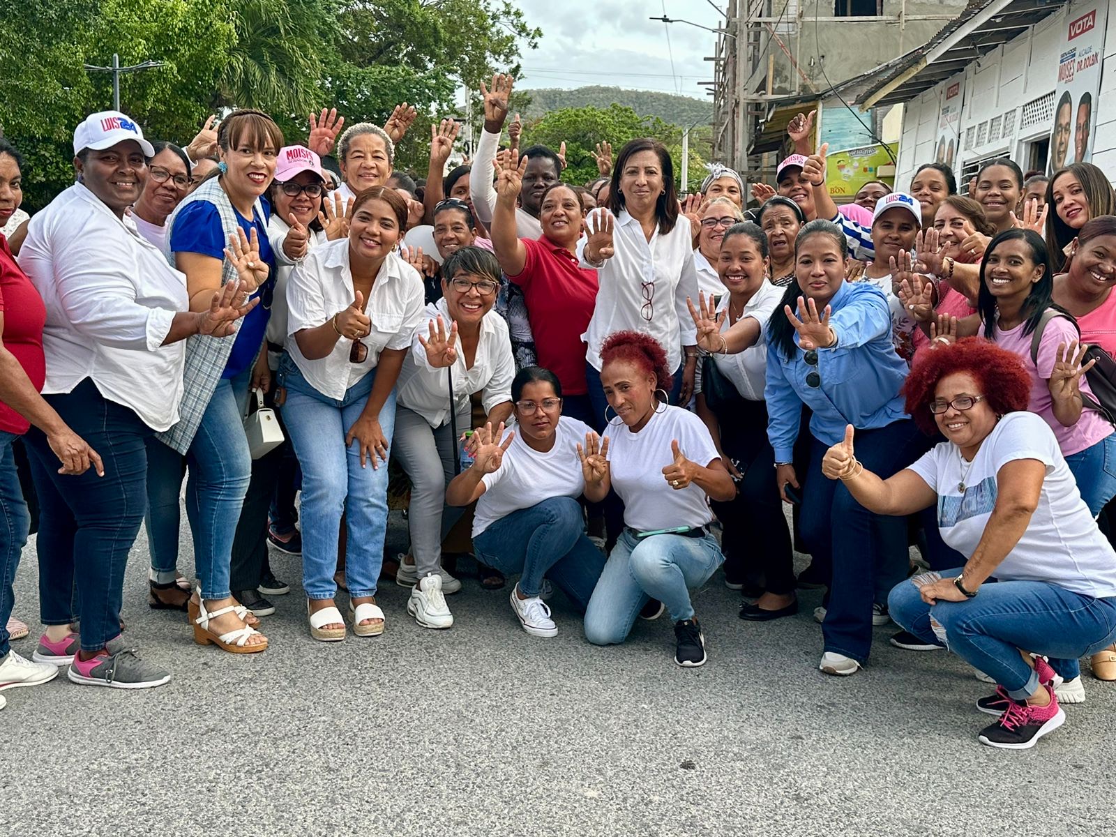 Olga Samboy toma juramento al equipo de mujeres en Cabral